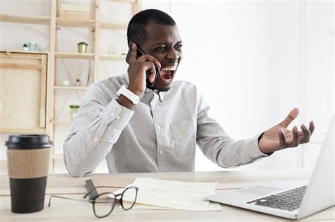 화가 사무실 노동자 스트레스 비명 아프리카 사업가 문제에 짜증 나쁜 소식에 대한 좌절 개념에 대한 스톡 사진 및 기타 이미지 개념 격노한 경영자 Istock