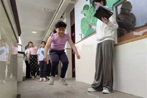 不让孩子走弯路杨浦启动青少年脊柱侧弯干预