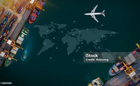 조감도 및 상면보기 화물 비행기는 수출입 사업 및 물류 국제 상품에서 선박 항구 위로 날아갑니다 크레인으로 항구로화물 운송 화물 운송에 대한 스톡 사진 및 기타 이미지