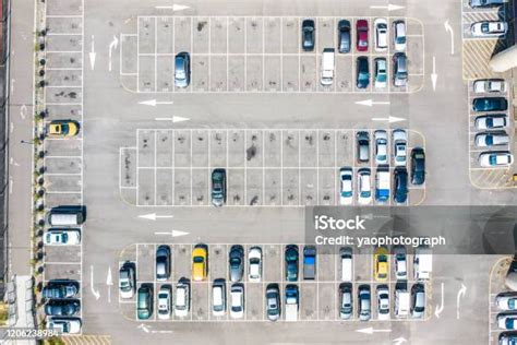빈 주차장 공중 보기 주차장에 자동차의 많은 다채로운 무디 무인 항공기 촬영 거리에 대한 스톡 사진 및 기타 이미지 거리 건물 외관 건축적 특징 Istock