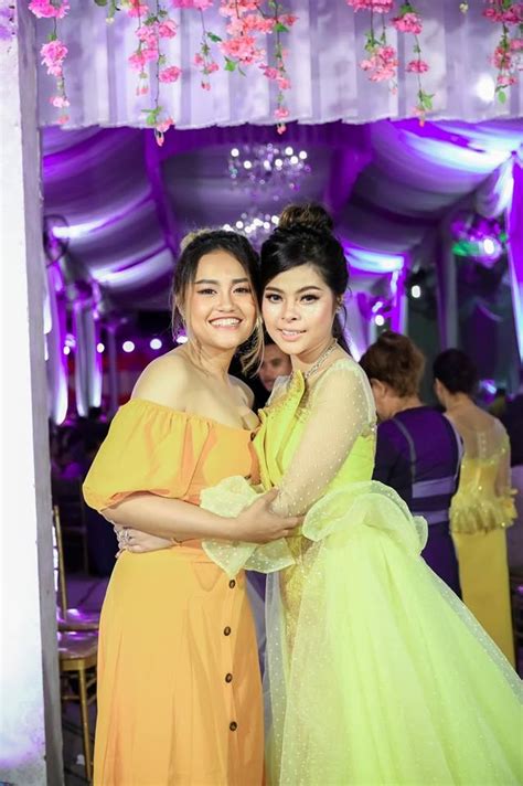 មើលរូបទាំងអស់នេះហើយ បានដឹងថា ចំរើន សុភ័ក្រ ងប់ជាមួយពណ៌លឿងខ្លាំង