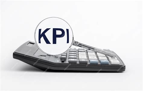 핵심 성과 지표 계산기에 Kpi 문자가 있는 돋보기 비즈니스 목표 달성의 진행 상황 모니터링을 위한 메트릭 계산 및 분석 전략적