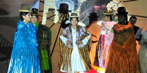 Diez Jovencitas De Pollera Van Por El Título De Cholita Paceña Centro