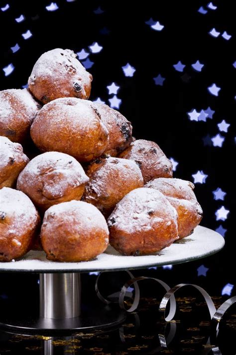 Nederlandse Oudejaarsavond Met Oliebollen Stock Foto Image Of Snack Donker 58148476