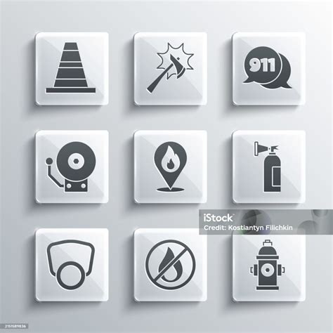 화재 없음 소화전 소화기 화염이 있는 위치 방독면 울리는 알람 벨 교통 원뿔 및 전화 911 아이콘을 설정합니다 벡터 경계