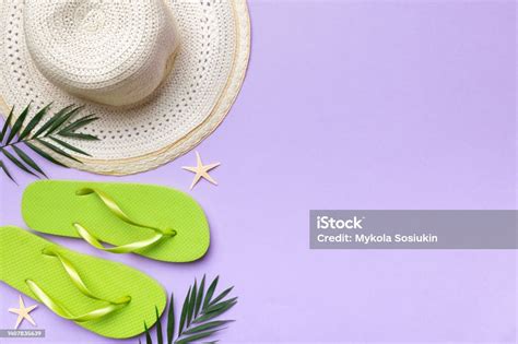 여름 방학 개념 플랫 레이 밀짚 모자 해변 액세서리와 수건 상단보기 텍스트를위한 공간 여행 개념 0명에 대한 스톡 사진 및 기타 이미지 Istock