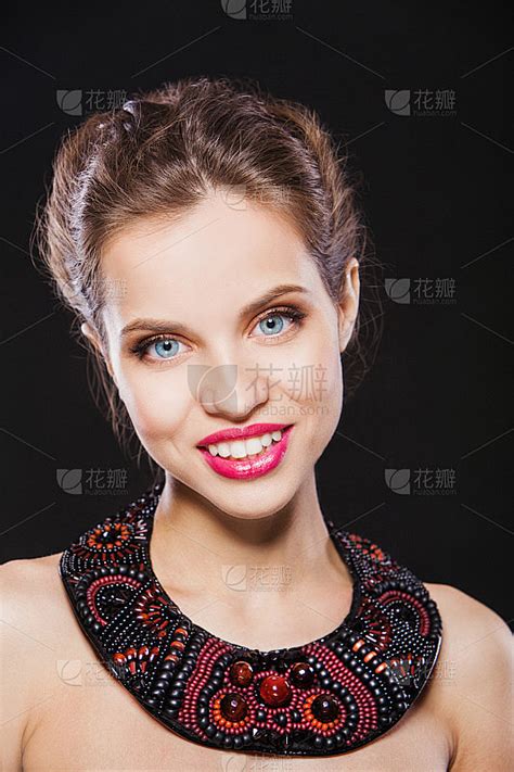 一个美丽的微笑的黑发女孩的肖像与奢侈的手