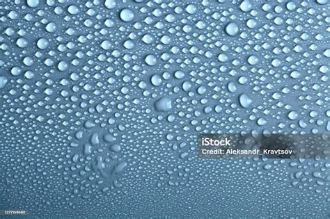 많은 수의 물이 떨어집니다 추상적인 배경 텍스처입니다 단단한 배경에 폭포 깨끗한 표면에 거품을 수집 빗방울 자연 사진의 시리즈 0명에 대한 스톡 사진 및 기타 이미지