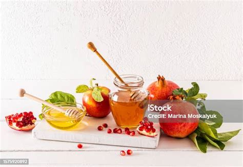 잘 익은 석류와 사과가 든 나무 판에 항아리와 다른 꿀 한 그릇의 구성 나무 테이블 로샤산 휴일 개념에 대한 스톡 사진 및 기타 이미지 Istock