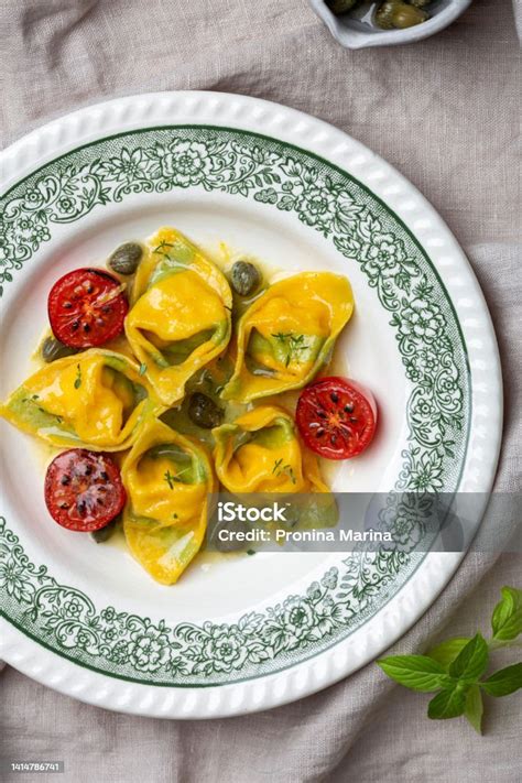 버터 소스에 새우와 리코타를 곁들인 파스타 토르텔리니 건강한 식생활에 대한 스톡 사진 및 기타 이미지 건강한 식생활 그릇