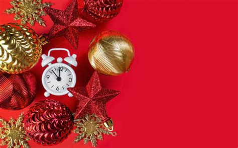 새해 복 많이 받으세요 인사말 카드 크리스마스와 새해 장식 밝은 빨간색 축제 배경에 크리스마스 공 별 및 시계 0명에 대한 스톡 사진 및 기타 이미지 Istock