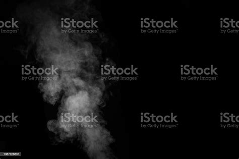 검은 배경에 고립 된 흰색 뜨거운 곱슬 증기 연기의 조각 클로즈업 신비한 사진을 만듭니다 증기에 대한 스톡 사진 및 기타 이미지 Istock