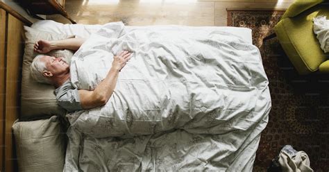 침대에서 자고있는 노인 백인 남자 사진 Unsplash의 휴식 이미지
