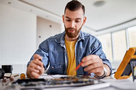 작업장에서 일하는 남자 전기 회로 수리에 필요한 다양한 도구와 품목으로 가득찬 작업 테이블 Stem 주제에 대한 스톡 사진 및 기타 이미지 Istock