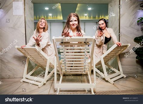 Russian Girls At Swimming Pool：超过 240 张免版税可许可的库存照片 Shutterstock