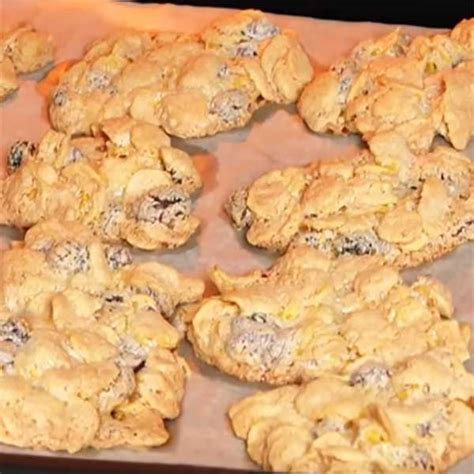 Рецепт печенья из кукурузных хлопьев с изюмом и орехами - калорийность ...
