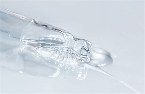 모노크롬 블루 배경에 유체 히알루론산이 있는 파이펫 화장품 및 헬스케어 컨셉 클로즈업 건강관리와 의술에 대한 스톡 사진 및 기타 이미지 건강관리와 의술 기포 노화