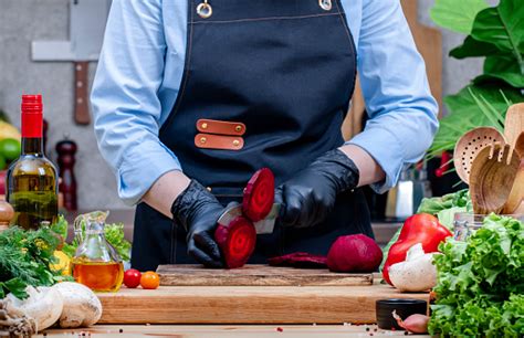 셰프는 비트를 바퀴로 자릅니다 나무 테이블 주방용품 야채 허브 요리 재료가 있는 아늑한 주방 건강한 비건 음식 요리 조리법 음식 블로깅 가정 생활에 대한 스톡 사진 및 기타