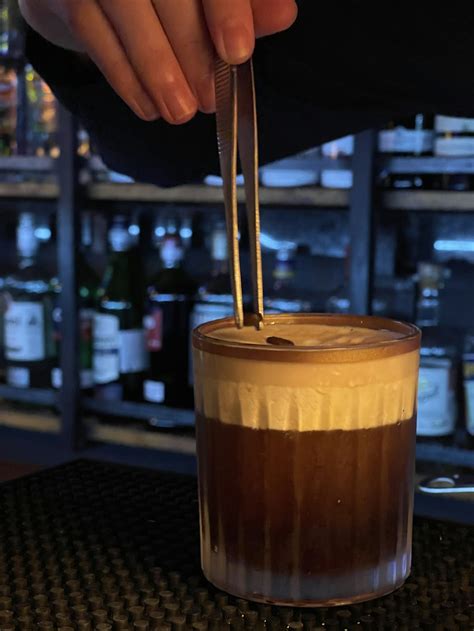 커피 한 잔 위에 숟가락을 들고 있는 사람 사진 Unsplash의 무료 음식 프리젠 테이션 이미지