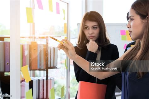 선샤인 효과와 회의실에서 플립에 전략을 설명 하는 젊은 아시아 비즈니스 사람들의 손에 선택적 초점 개발에 대한 스톡 사진 및 기타 이미지 Istock