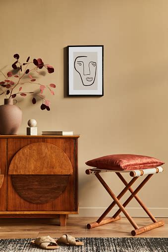 디자인 나무 Commode 의자 꽃병에 말린 꽃 독특한 장식 카펫 모의 포스터 프레임과 우아한 개인 액세서리와 세련된 인테리어 고전적인 집에 있는 현대적인 거실 0명에 대한