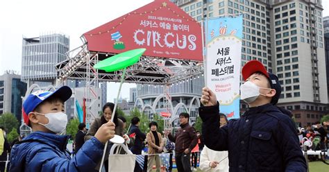 형과 동생의 서커스 저글링 체험