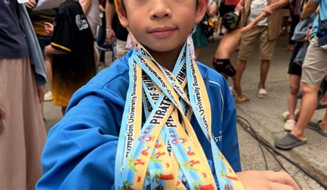 รวมรูปภาพของ ปรบมือรัวๆ น้องโพธิ์ ลูกชาย ชาคริต ลงแข่งว่ายน้ำ 7 รายการ คว้าเหรียญมาได้หมด