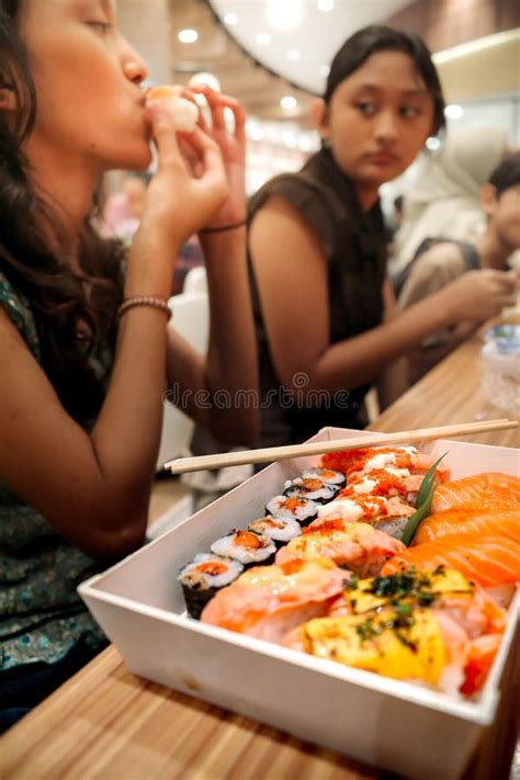 Rodzinny Japoński łosoś Sushi Menu Obiad W Hrabstwie Food Court Obraz