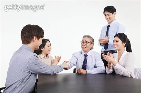 한국인 비즈니스 비즈니스 주제 비즈니스맨 사업가 미팅 토론 팀워크 비즈니스미팅 합의 컨셉 함께함 컨셉 협력 컨셉 팀워크 협력 대화