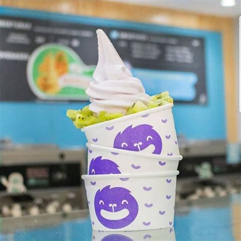 Helado De Yogurt Con Toppings Morados Y Verdes