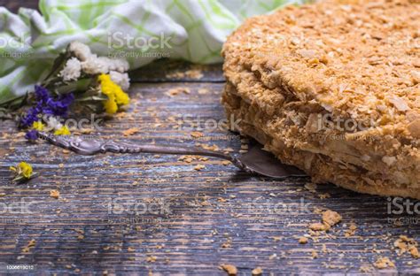 Naroleon 전체 포크와 나이프 나무 배경에 섬유 수건으로 장식의 케이크 갈색에 대한 스톡 사진 및 기타 이미지 갈색 검은색 그릇 Istock