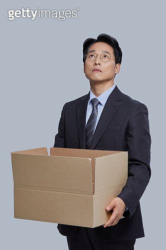 비즈니스 주제 정장 슈트 사직 고용문제 사회이슈 주제 실업 고용문제 권고사직 해고 실업 비즈니스맨 이미지 Jv13478383 게티이미지뱅크