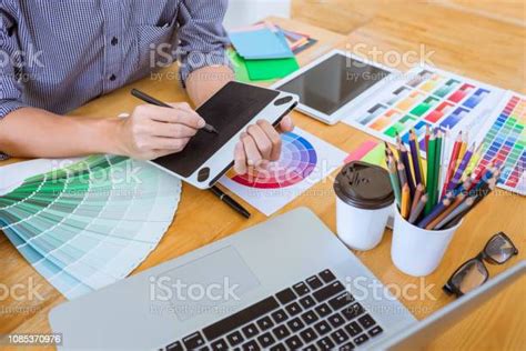 젊은 크리에이 티브 그래픽 디자이너 프로젝트 건축 드로잉 및 색상 견본 작업 도구 및 장비와 함께 그래픽 차트에 착 색 하는