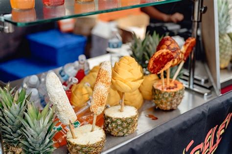 생동감 넘치는 열대 과일과 달콤한 옥수수 개를 특징으로하는 다양한 맛있는 길거리 음식 스낵 0명에 대한 스톡 사진 및 기타 이미지 0명 거리 과일 Istock