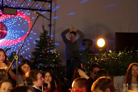 Создать мем празднование рождества праздничный концерт концерт Картинки Meme