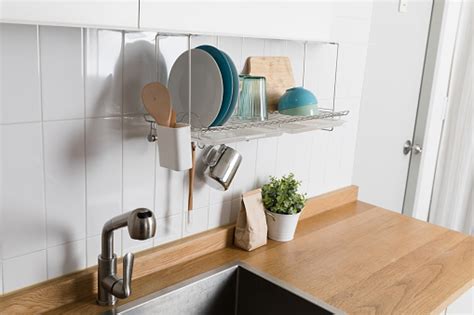 금속에 건조 깨끗 한 요리 접시 랙 밝은 배경에 주방 용품 및 식기 나무 선반에 주방 인테리어 배경입니다 텍스트 공간입니다 0명에 대한 스톡 사진 및 기타 이미지 Istock