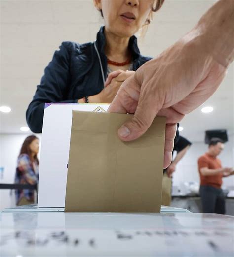 서울 신촌 투표소서 사전투표 용지 반출부실관리 논란