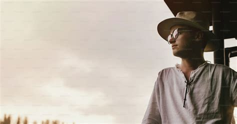 저녁 일몰에 산을 바라보는 목조 주택 현관에 서 있는 힙스터 남자 차분한 휴식 순간 여름 휴가 개념 텍스트를 위한 공간 사진 Unsplash의 통나무집 이미지