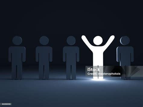 밖으로 서 군중 및 다른 창조적인 아이디어 개념에서 하나의 빛나는 빛 사람이 팔 그림자와 어두운 파란색 배경에 행에 다른 사람들 벌리고 서 3 차원 렌더링 개념과 주제에