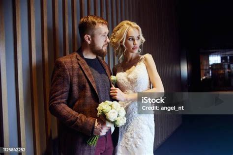 몇 안 하 고 결혼 후 키스 신랑과 신부는 서로 포옹 하 고 그들의 눈을 들여다 사랑 부드러움 성실 및 모든 터치에서 관리 행복 한 커플 2명에 대한 스톡 사진 및 기타