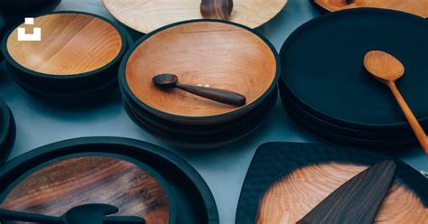 둥근 갈색 나무 접시 로트에 국자 사진 Unsplash의 무료 나무 이미지