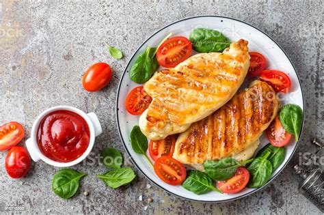 닭 가슴살 또는 등심 가금류 구운 고기와 토마토와 시금치의 신선한 야채 샐러드 점심에 대 한 건강 한 다이어트 메뉴 0명에 대한 스톡 사진 및 기타 이미지 Istock