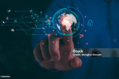 글로벌 인터넷 연결을 만지는 사업가의 손 비즈니스 글로벌 인터넷 연결 응용 기술 및 디지털 마케팅 금융 및 은행 디지털 링크