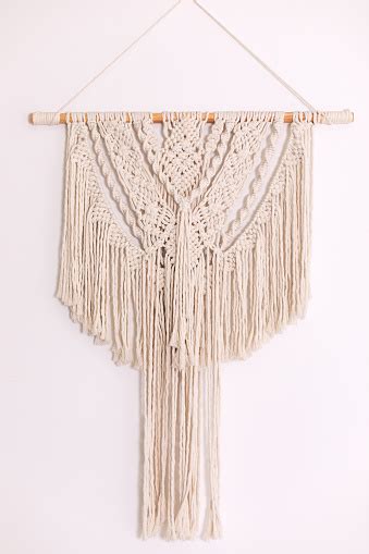 가정 장식 및 결혼식 장식을위한 Macrame 기술을 사용하여 면실로 만든 Boho 스타일의 벽 패널 아늑한 홈 장식 개념 보호 인테리어 디자인으로 거실의 화이트 마크라메
