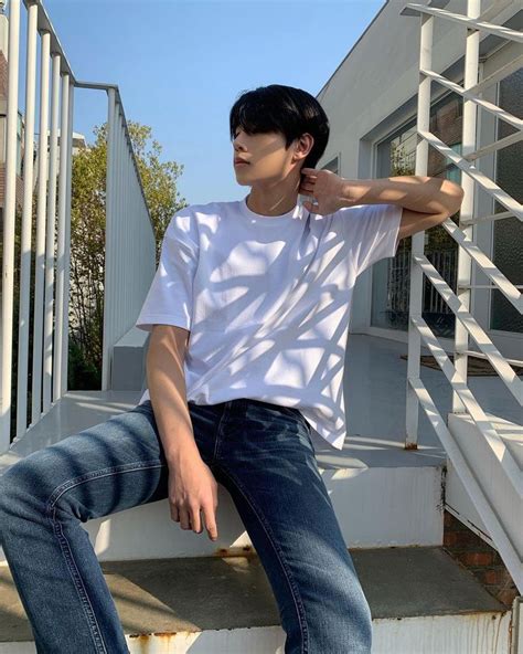 7 886 Curtidas 81 Comentários 현호 Yhho No Instagram “남자 흰티에 청바지는 어때요 How About A Man In