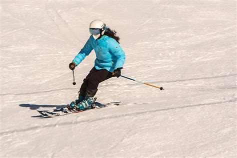 코비드19 시간 안도라의 그란발리라 스키 리조트에서 피레네 산맥에서 스키를 타는 젊은 여성 Grandvalira에 대한 스톡 사진 및 기타 이미지 Grandvalira