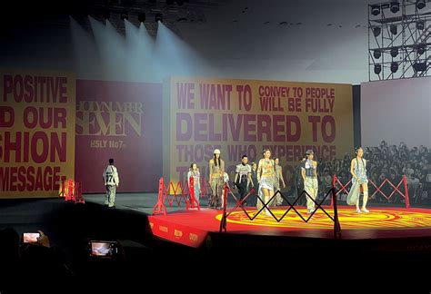 조명 음악 그리고 의상들