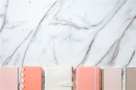 깔끔하게 배열 된 다양한 산호 회색 색의 일기 및 펜과 작업 공간 책상의 창조적 인 평면 평지 계획에 대한 스톡 사진 및 기타 이미지 Istock