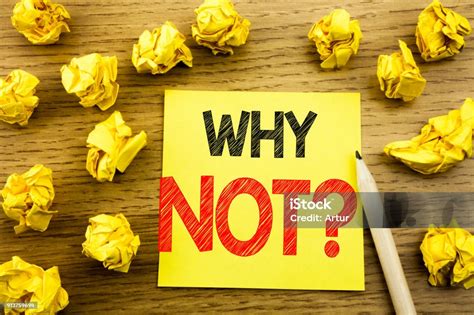 단어 왜 질문을 쓰기입니다 나무 배경 스티커 메모 용지에 작성 하는 리더십 동기 부여를 위한 사업 개념 배경에 노란색 종이 접어