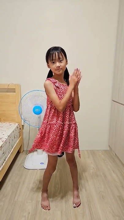 妹妹看起來有點有點不自信，但是她還是很愛跳晚安大小姐，大家多多按讚哦！ 😁😁 Youtube